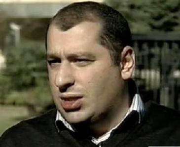 დავით შათირიშვილი - გოგა ონიანმა საკუთარ კაბინეტში თეთრ ქაღალდში ...