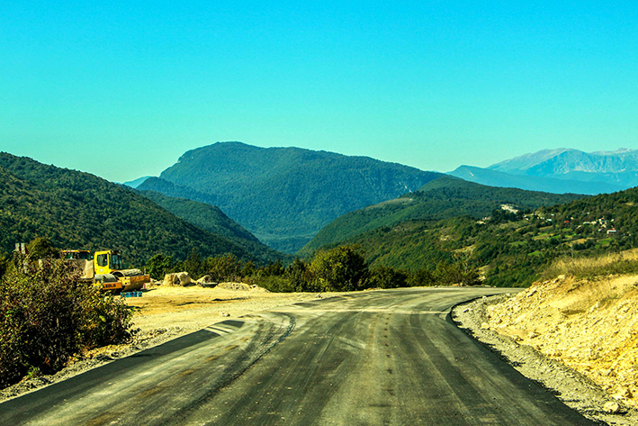 ჭრებალო-ნიკორწმინდის საავტომობილო გზის რეაბილიტაცია მიმდინარეობს