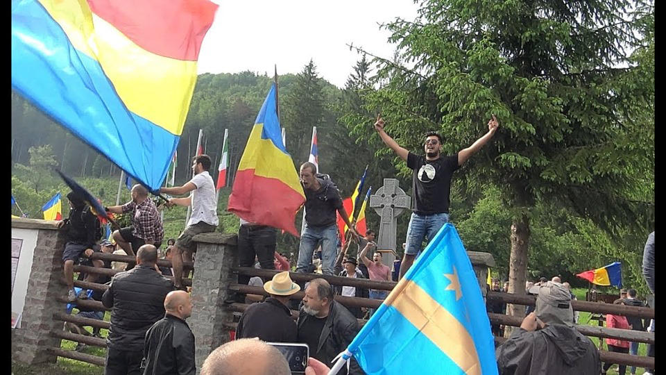 რუმინეთში დემონსტრანტები პირველი მსოფლიო ომის დროს დაღუპულ უნგრელთა ...