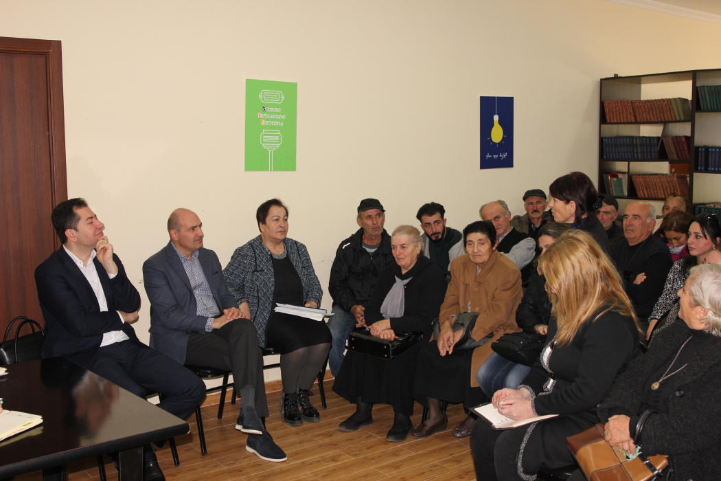 რუსლან აბაშიძე ბაღდათში მცხოვრებ აფხაზეთიდან დევნილ მოსახლეობას შეხვდა