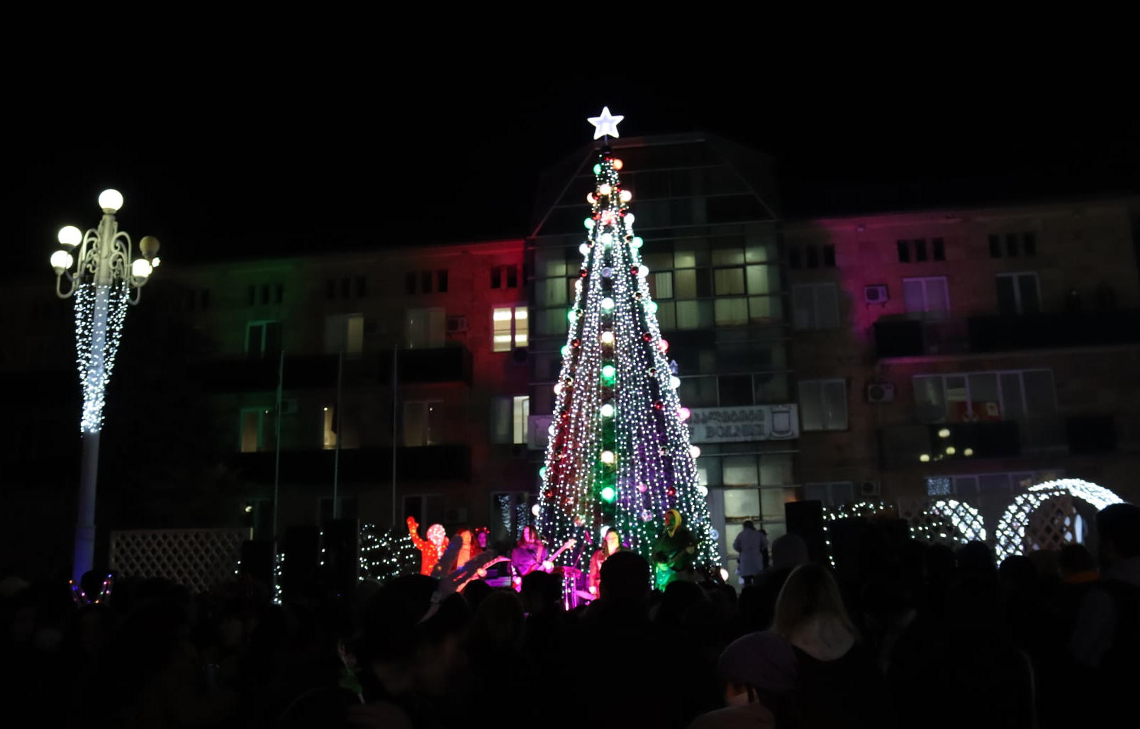 ბოლნისში საახალწლო ნაძვის ხე საზეიმოდ აინთო