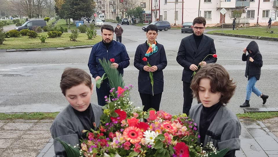 ფოთში 9 აპრილის მემორიალი ყვავილებით შეამკეს