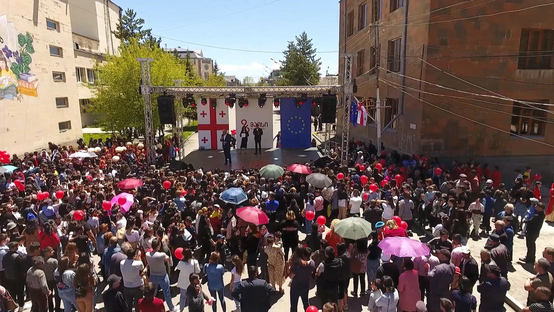 შოთა რეხვიაშვილმა ახალქალაქის ცენტრალურ მოედანზე შეკრებილ მოსახლეობას ...