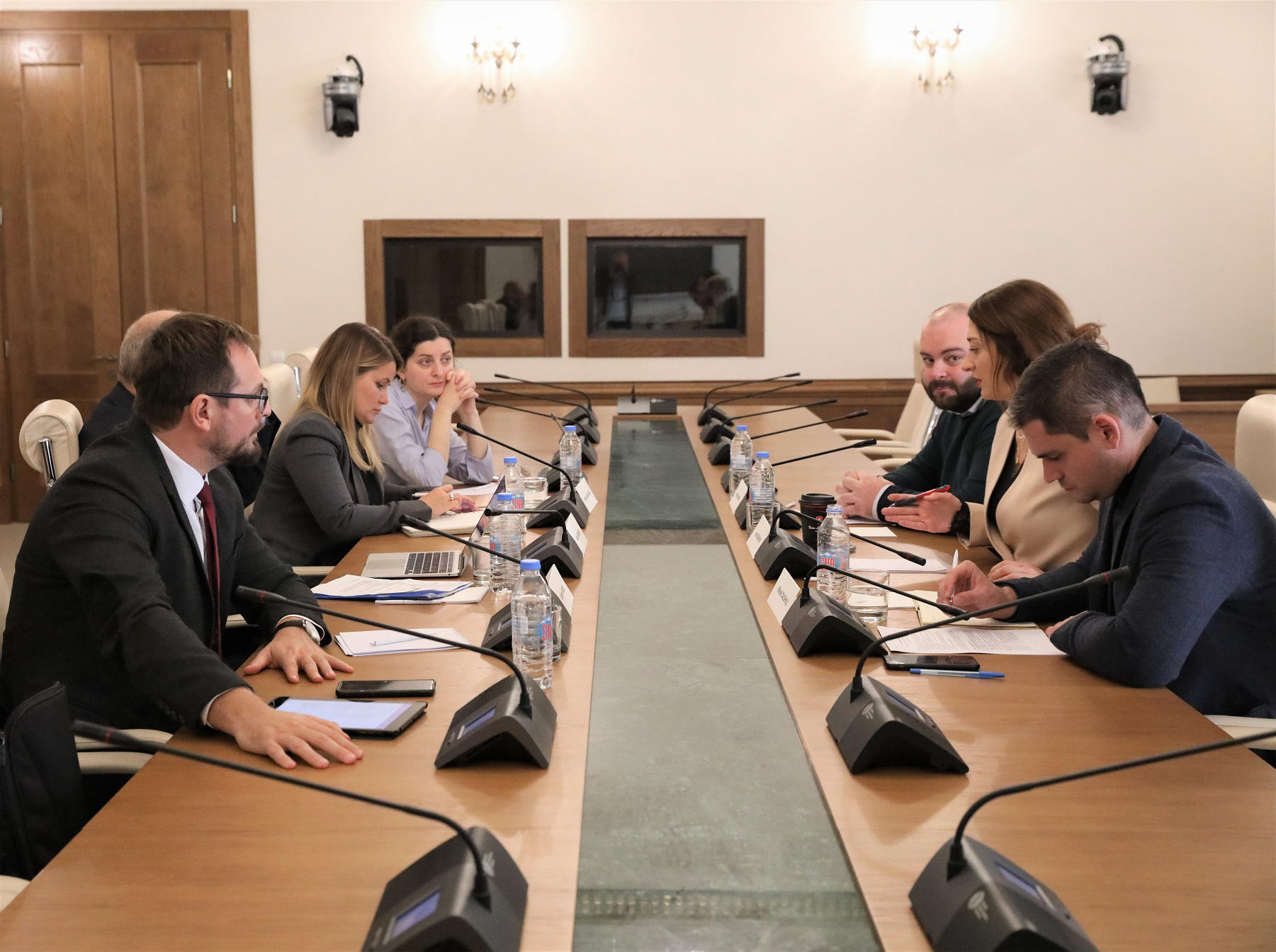 ODIHR-ის წარმომადგენლები პარლამენტის დამოუკიდებელ წევრებს შეხვდნენ