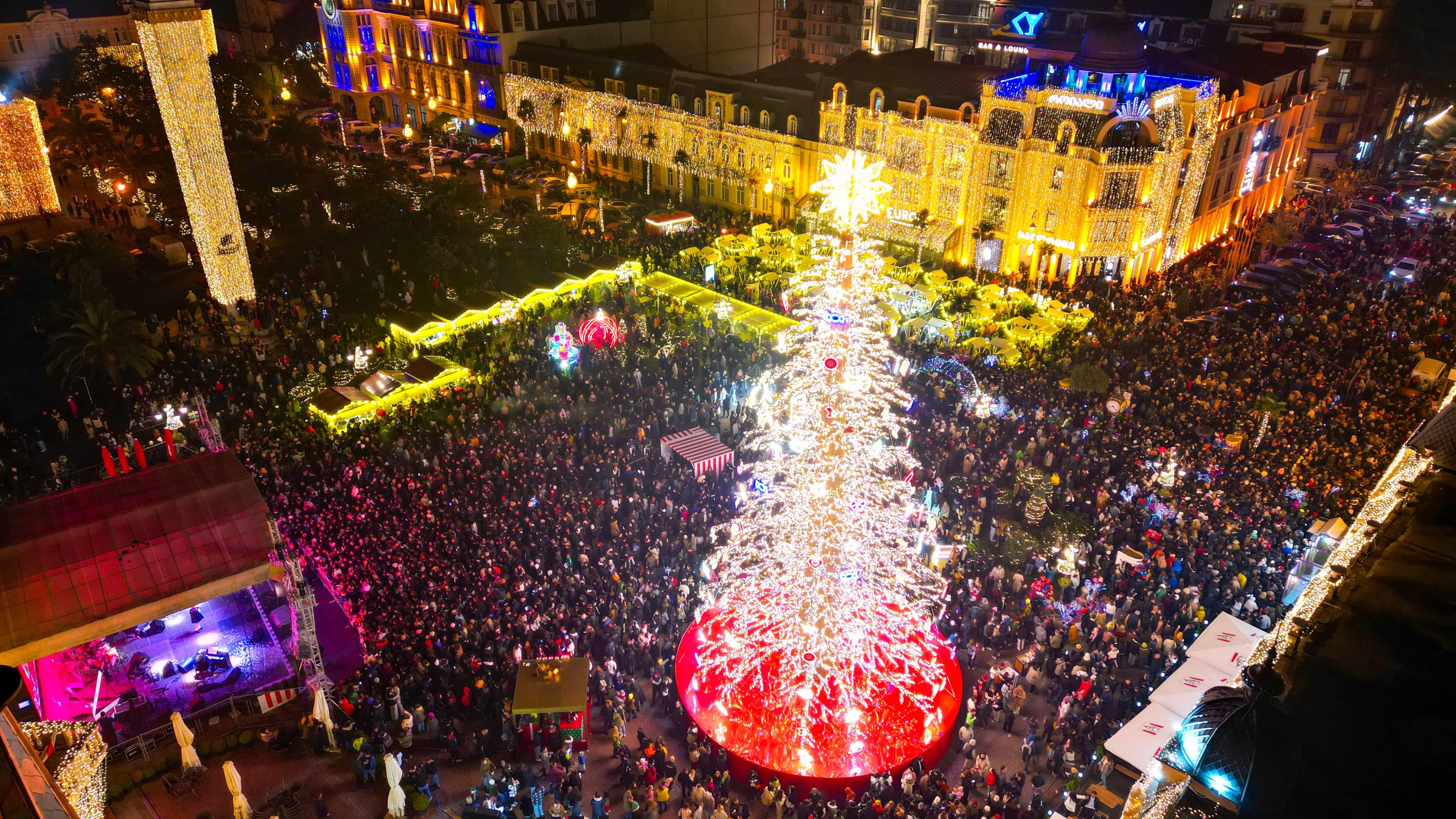 ბათუმის მთავარი ნაძვის ხე აინთო