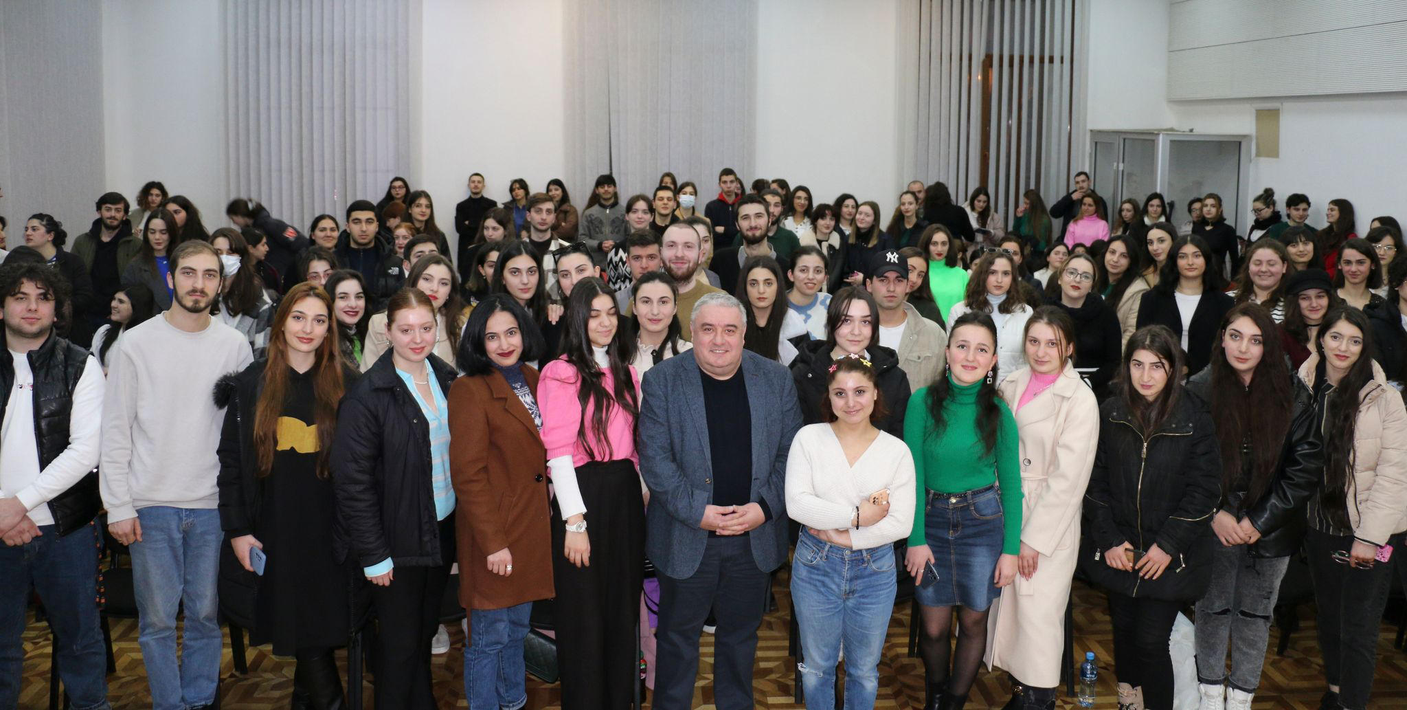 ჯაბა სამუშია „თსუ დესპანი 2023“-ის მონაწილე სტუდენტებს შეხვდა