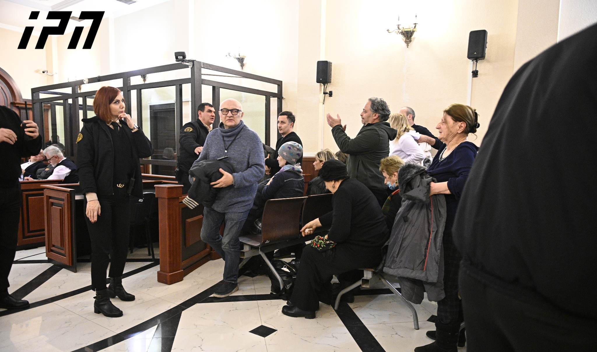 თბილისის საქალაქო სასამართლოში ხმაურია მიხეილ სააკაშვილის მხარდამჭერები სკანდირებენ „მონებო