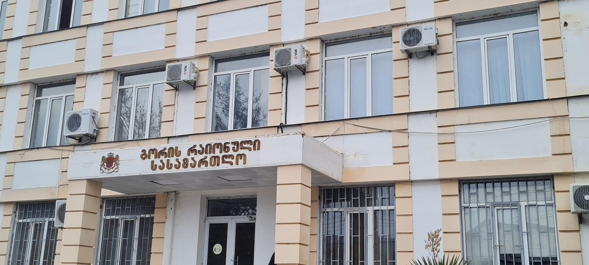 გორის სასამართლო ერთი პირის მკვლელობისა და დაჭრის საქმეზე დაკავებულის ...