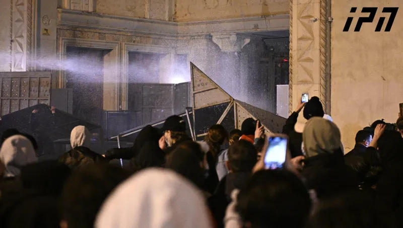 Protesters throw stones, break windows of parliament building
