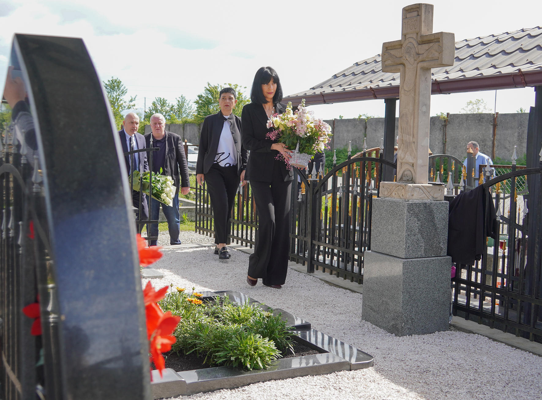 თეა ახვლედიანი გიგა ოთხოზორიას საფლავზე ოჯახის წევრებსა და ადგილობრივი ...