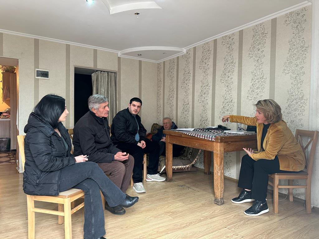 ანა დოლიძე მევახშეებისგან დაზარალებულებს შეხვდა