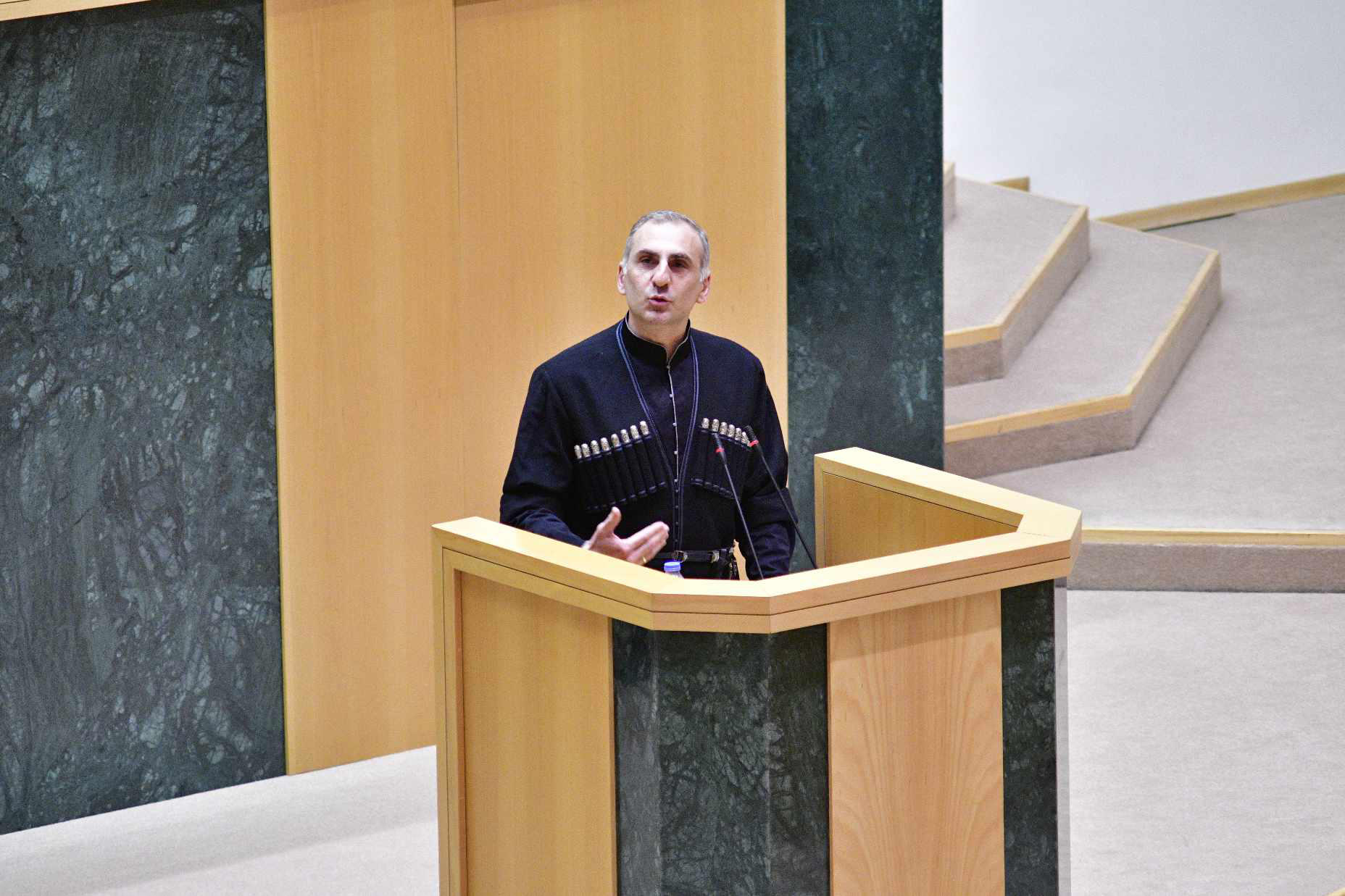 ალეკო ელისაშვილი არქეოლოგების დარბევა მაუზერითა და ნაგანით არ