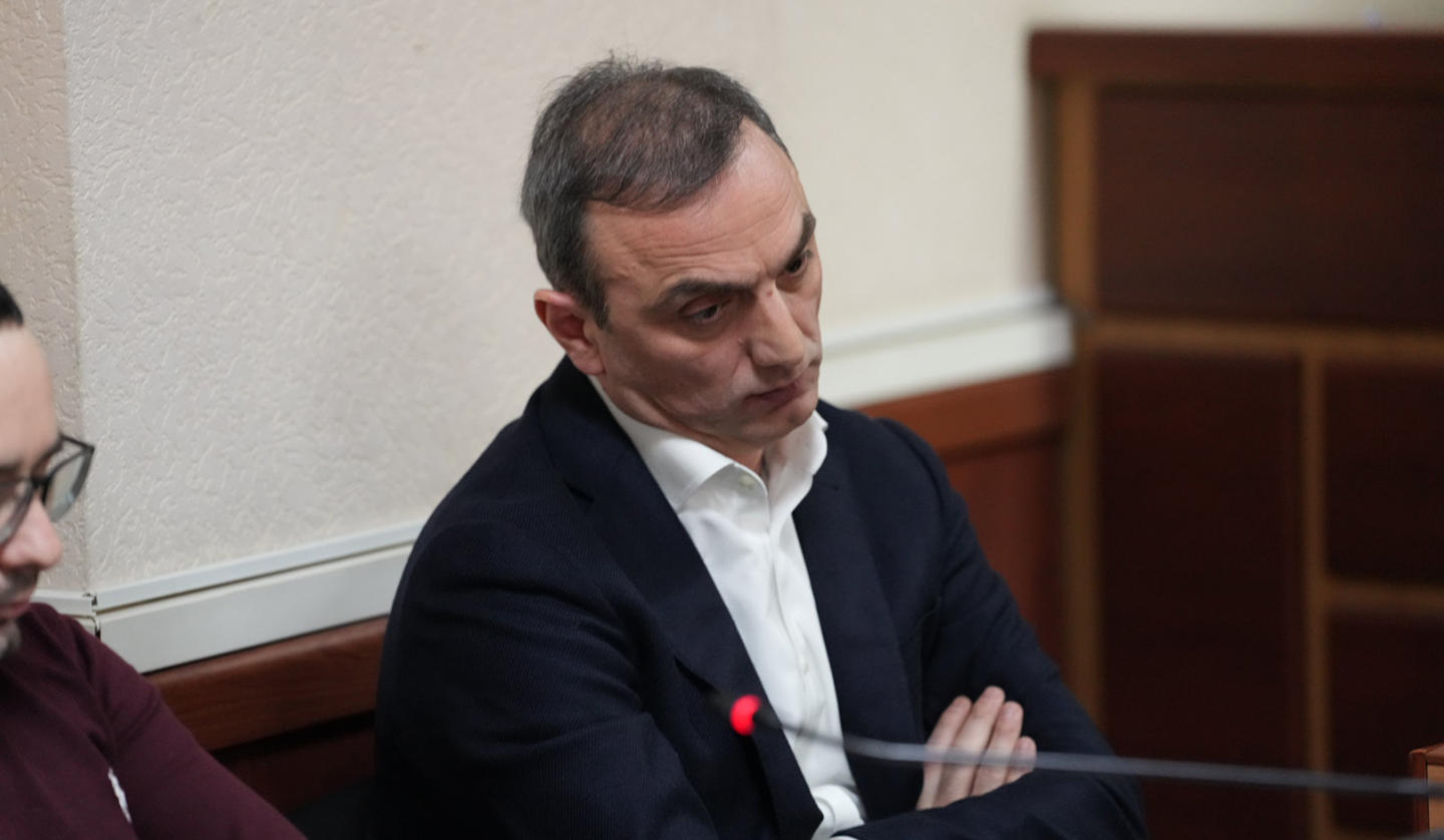 სასამართლოში გიორგი ქადაგიძისთვის ადმინისტრაციული სახდელის დადებაზე პროცესი მიმდინარეობს